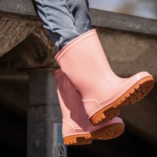 6 Ways To Stretch Rubber Boots For The Best Fit - Boots Nerd